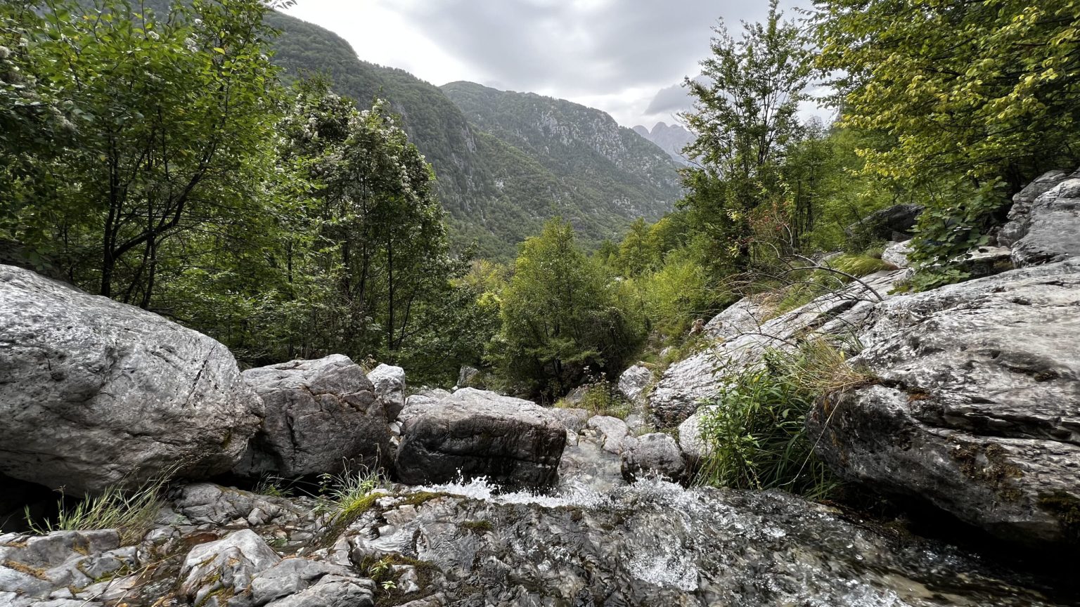 Ruta al Blue Eye de Theth, un paseo por los Alpes Albaneses • planDviajero