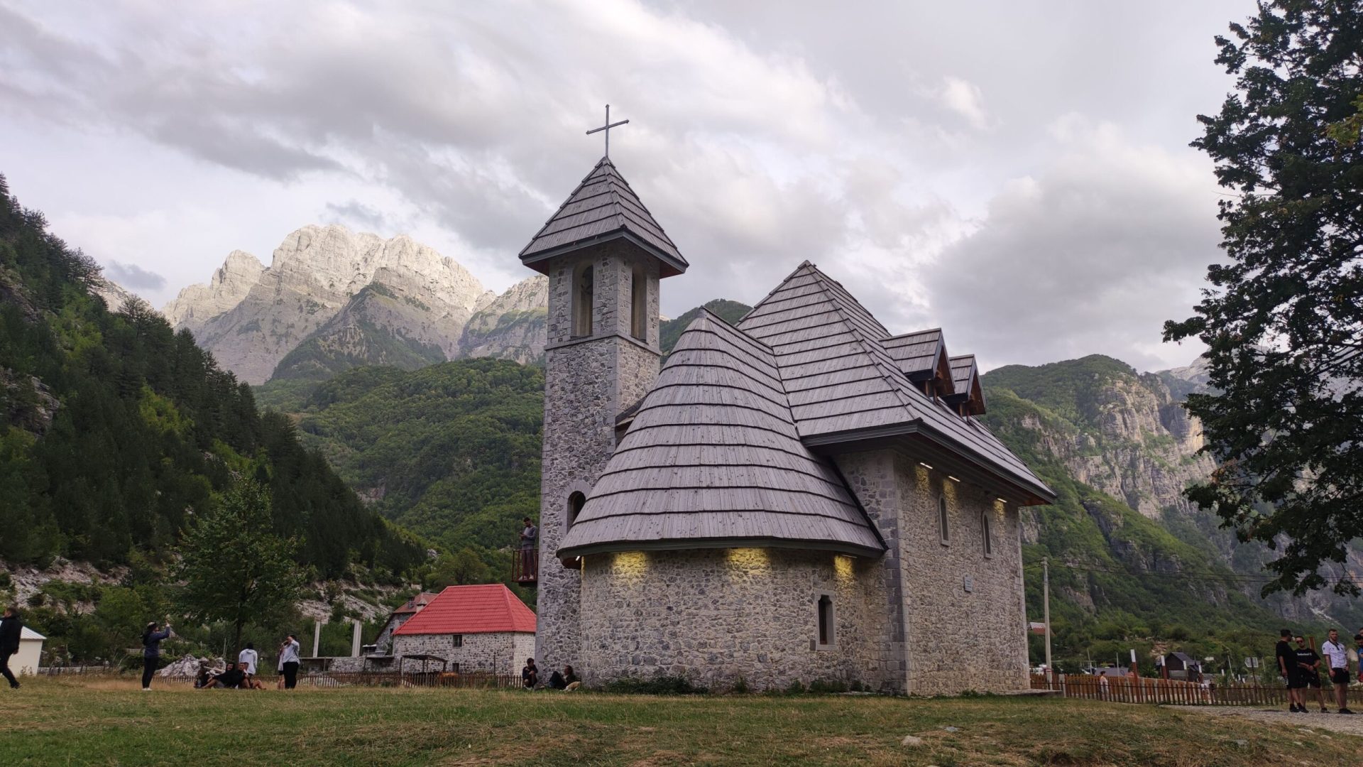 Ruta al Blue Eye de Theth, un paseo por los Alpes Albaneses • planDviajero