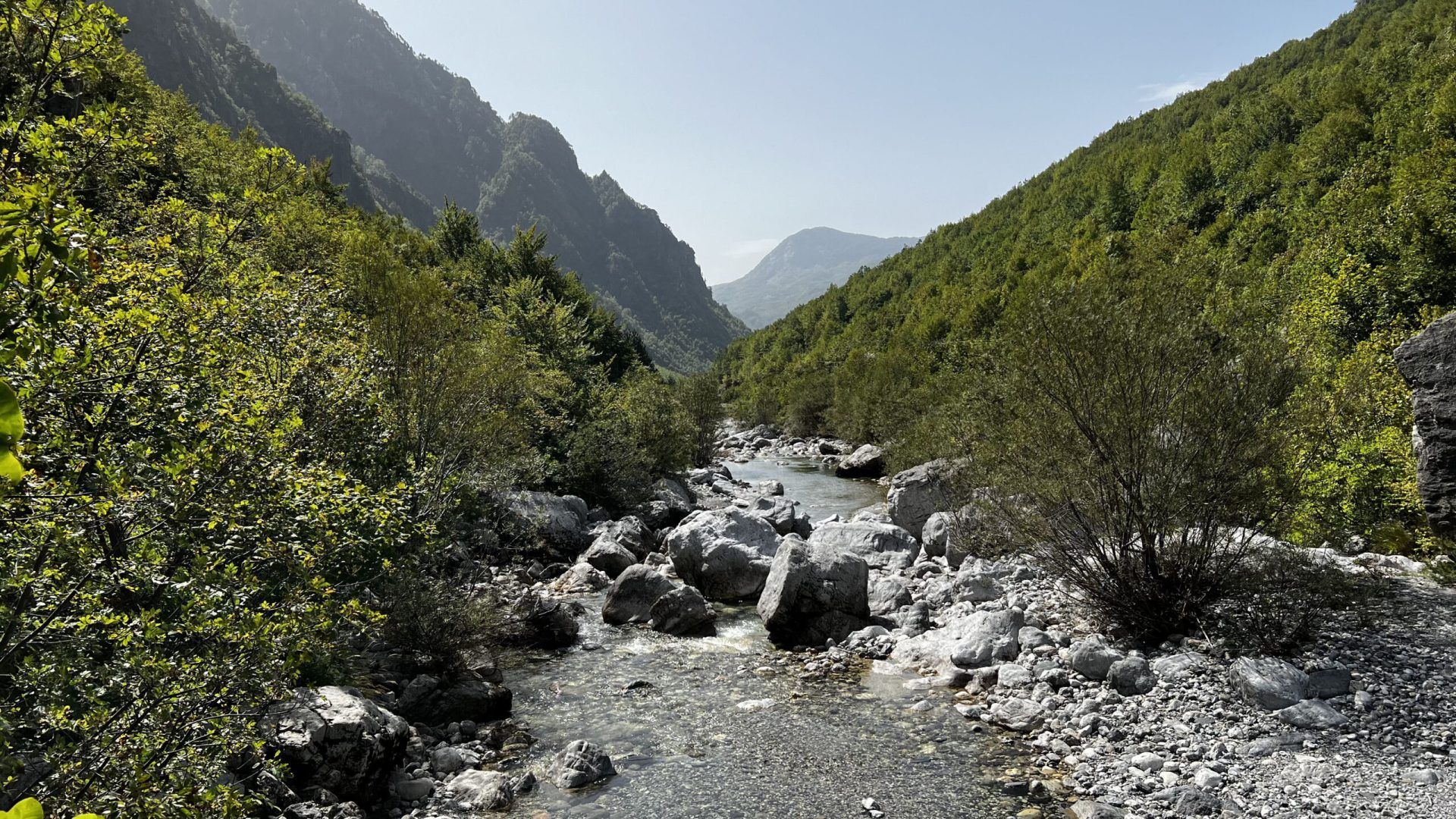 Ruta al Blue Eye de Theth, un paseo por los Alpes Albaneses • planDviajero